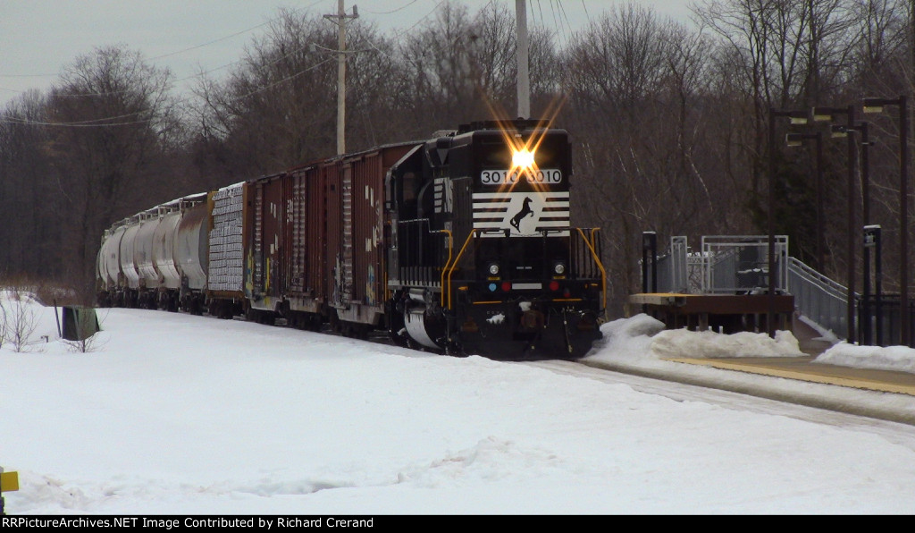 GP40-2 3010 in the Station
